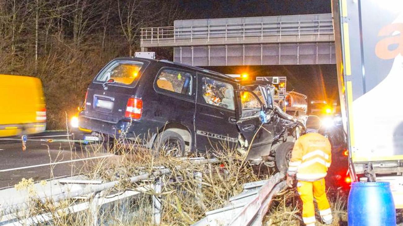 Unfälle: Laster schiebt Auto auf Leitplanke: Frau leicht verletzt | ZEIT ONLINE