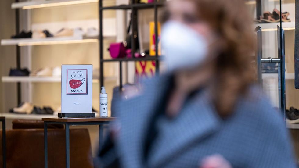 Pandemie: Trotz Corona-Lockerung: Viele Bürger nutzen weiter Masken ...