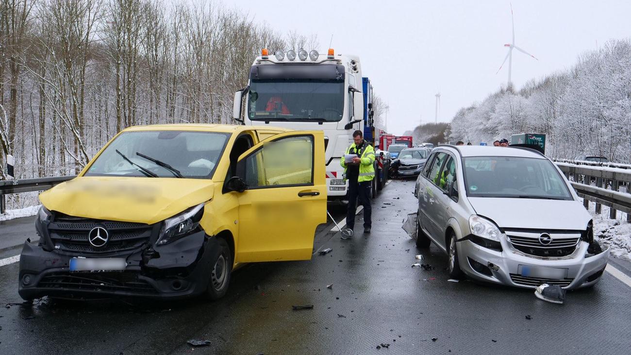 Paderborn: Zwölf Verletzte bei Massenkarambolage auf A44 | DIE ZEIT