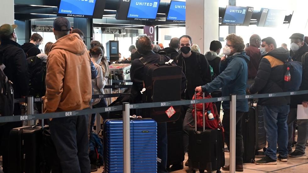 BER: Eine Million Ferien-Fluggäste: Erneut längere Wartezeiten | ZEIT ...