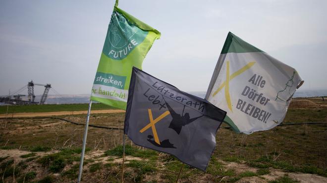Garzweiler: "Lützi bleibt": Klimaschützer-Protest gegen Braunkohle ...