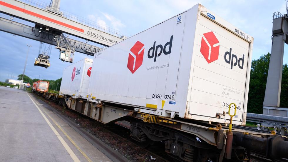 Logistik: Pakete auf die Schiene: DPD startet Güterzug-Projekt | ZEIT ...