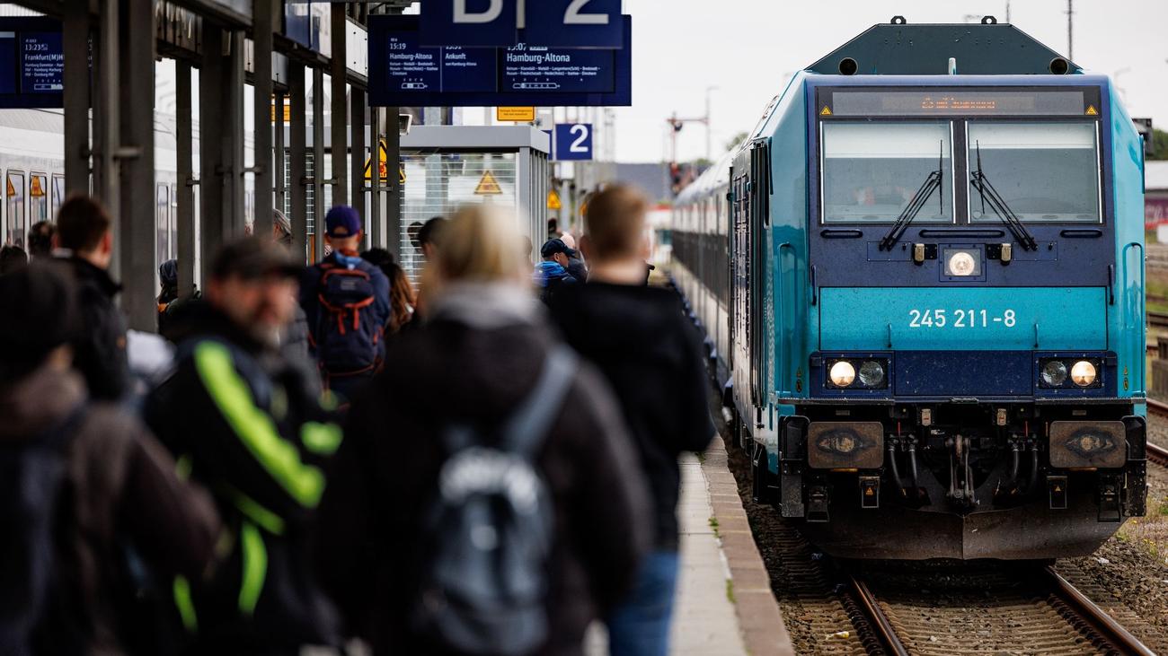 9-Euro-Ticket: Die Küsten rufen: Voller Bahnhof auf Sylt | DIE ZEIT