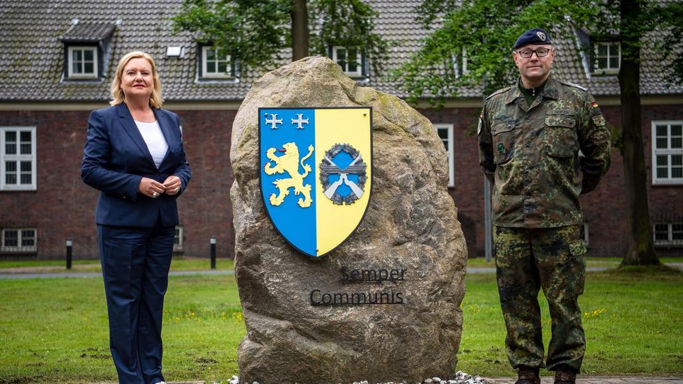 Verteidigung: Wehrbeauftragte besucht Truppe: Übung mit ABC-Schutz ...