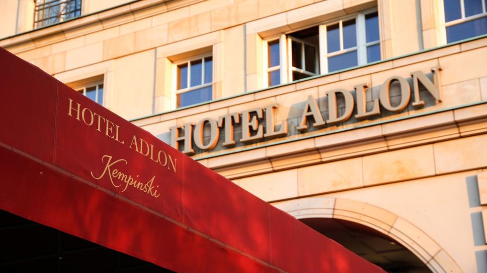 Berlin: Adlon-Erben wollen Luxushotel zurück: Klage gegen Berlin | ZEIT ...