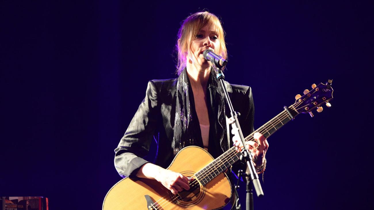 Sängerin: Corona: Suzanne Vega muss Konzert in Hamburg verschieben ...