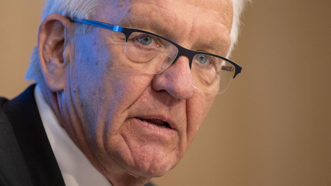 Pandemie: Gegner der Corona-Politik: Protest vor Kretschmann-Auftritt ... Pandemie: Gegner der Corona-Politik: Protest vor Kretschmann-Auftritt ...