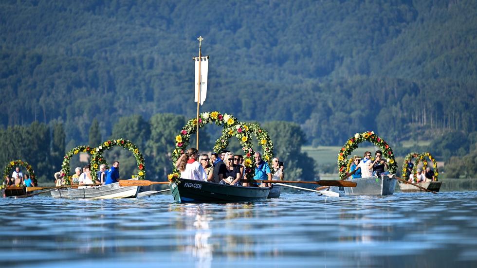 Bodensee: Boote fahren bei Mooser Wasserprozession über Bodensee | ZEIT ...