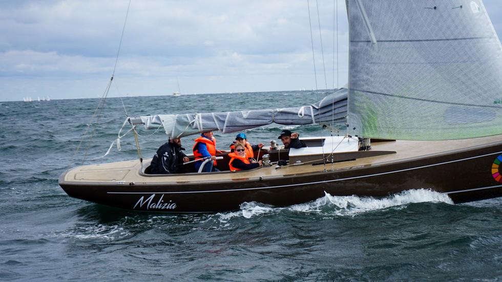 Segeln: Yacht "Malizia - Seaexplorer" von Segelprofi im Wasser | ZEIT ...
