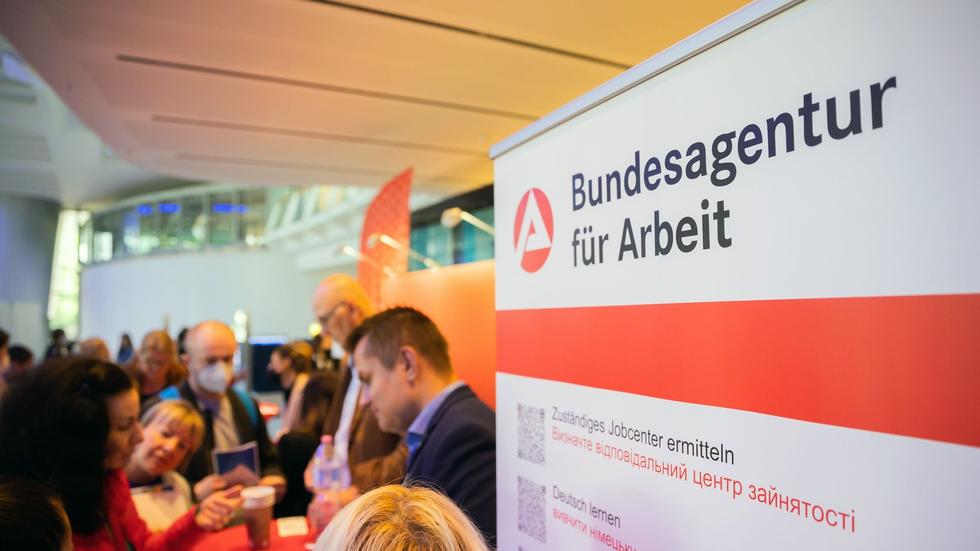 Beschäftigung: Arbeitsmarkt trotzt Konjunktur - stabile Zahlen | ZEIT ONLINE