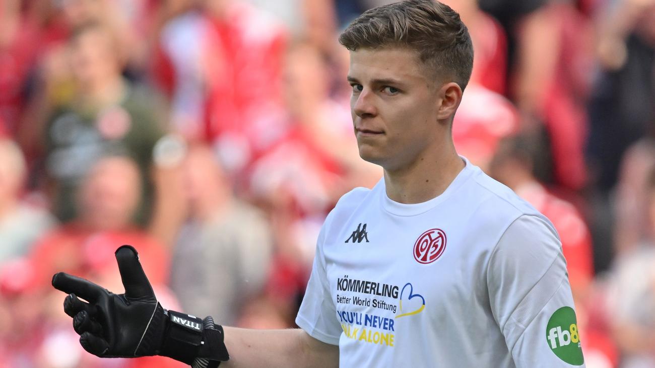 Transfergerücht: "Kicker": FC Augsburg an Mainzer Torwart Dahmen ...