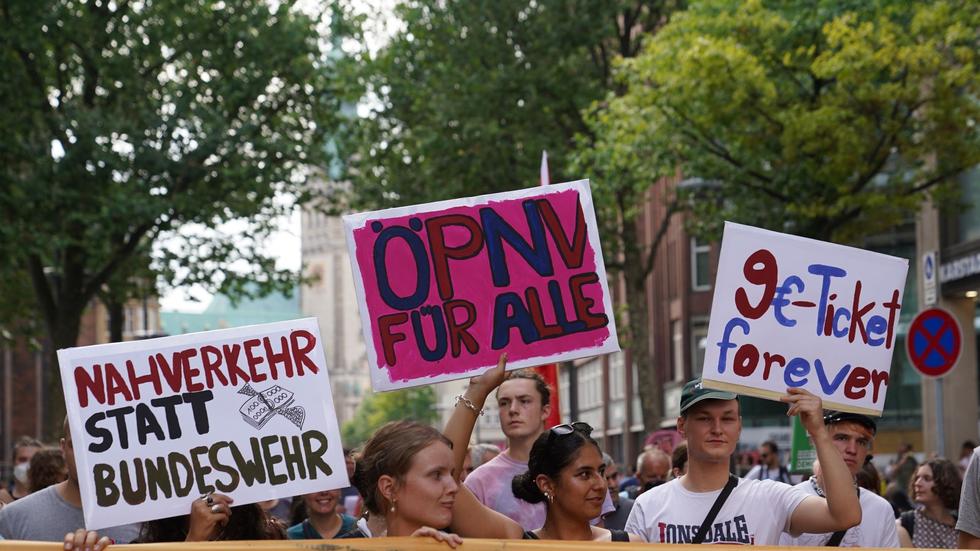 Hamburg: Hunderte Menschen demonstrieren für Dauer-Neun-Euro-Ticket ...