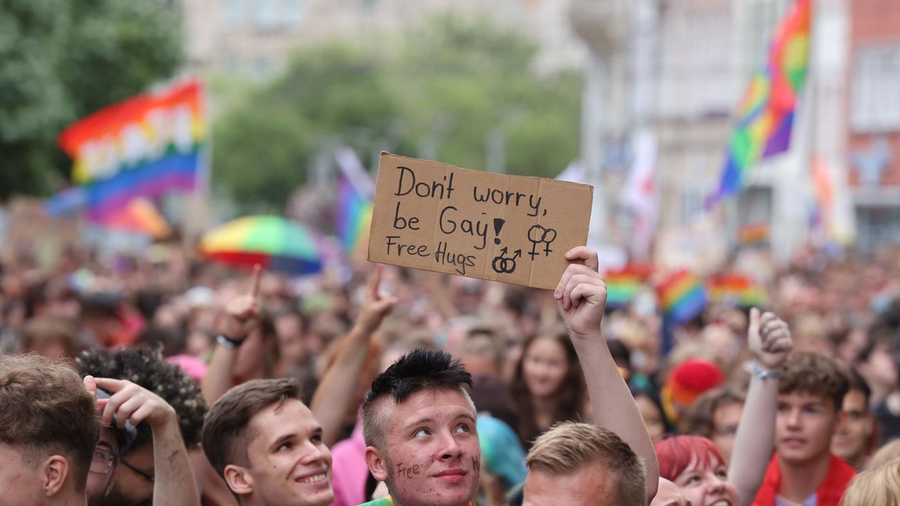 Gesellschaft: Rund 3500 Menschen beim CSD in Erfurt | DIE ZEIT