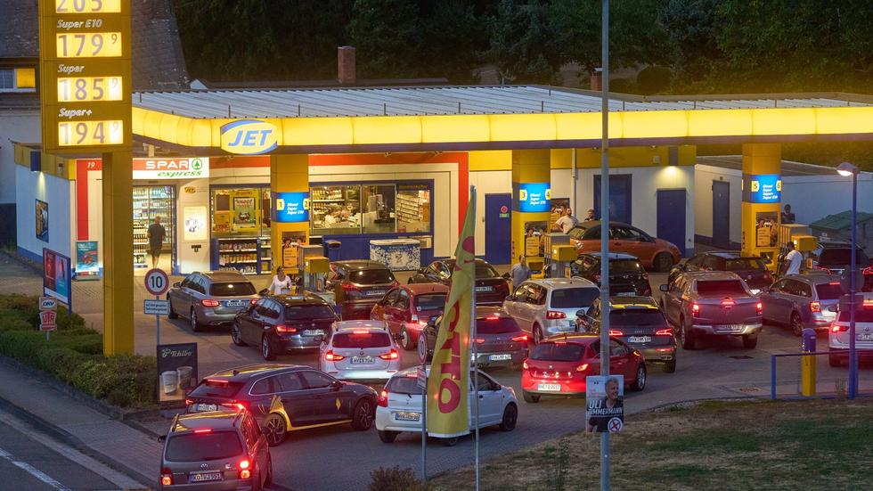 Verkehr: Spritpreise steigen - Warnungen vor Staus am Wochenende | ZEIT ...