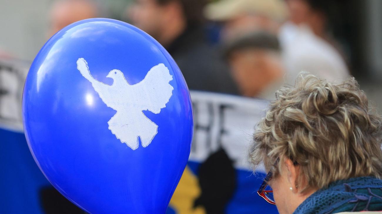 Proteste: Kranzniederlegungen und Kundgebungen am Antikriegstag | ZEIT ... Proteste: Kranzniederlegungen und Kundgebungen am Antikriegstag | ZEIT ...