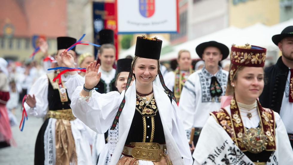 Handwerk: Trachtenmarkt zeigt alte Handarbeitstechniken | ZEIT ONLINE