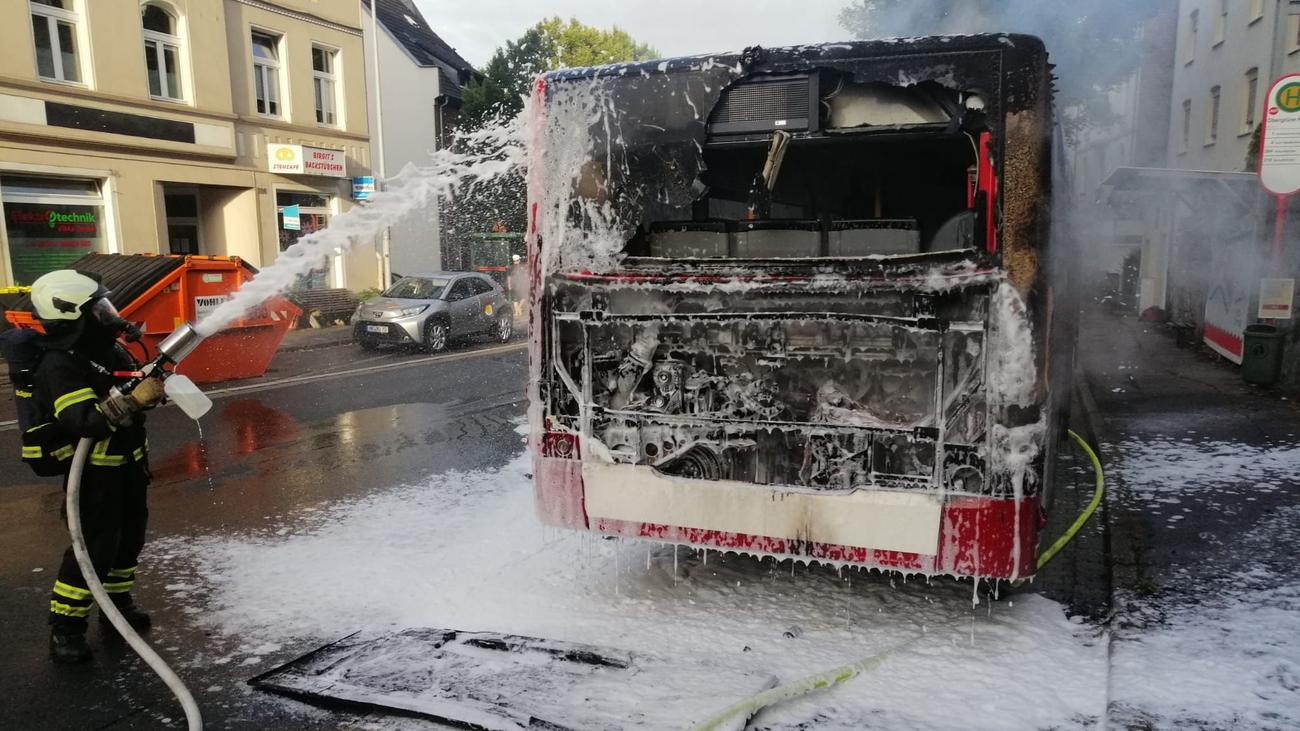 Märkischer Kreis: Schulbus brennt: Busfahrer bringt Kinder in ...