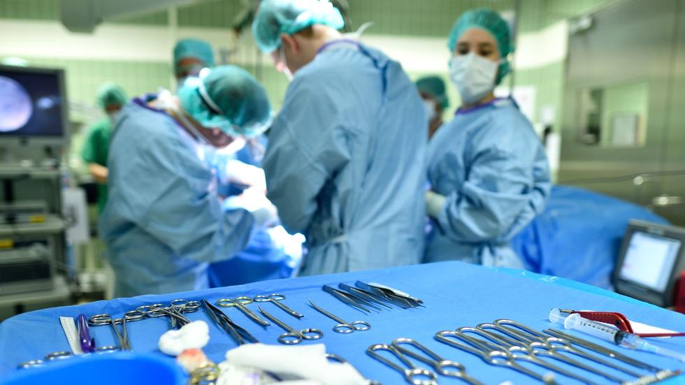 Operationen: Report: OPs wären oft an besseren Kliniken möglich | ZEIT ...