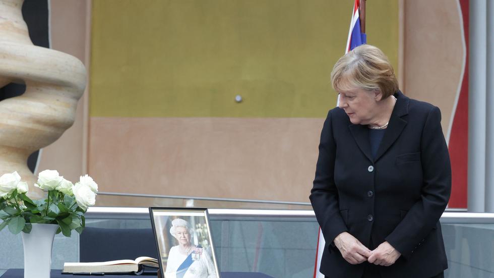 Berlin: Merkel trägt sich in Kondolenzbuch für Queen ein | ZEIT ONLINE