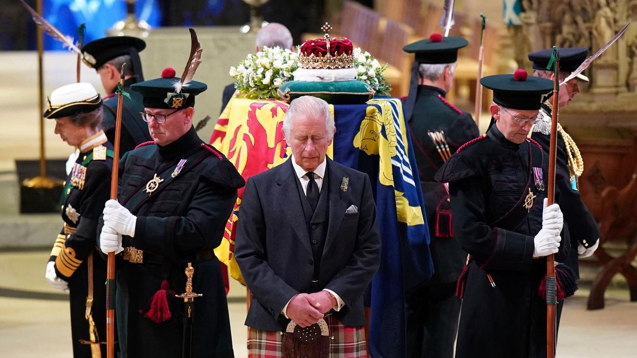 Großbritannien: Sarg der Queen in London erwartet - König besucht ...