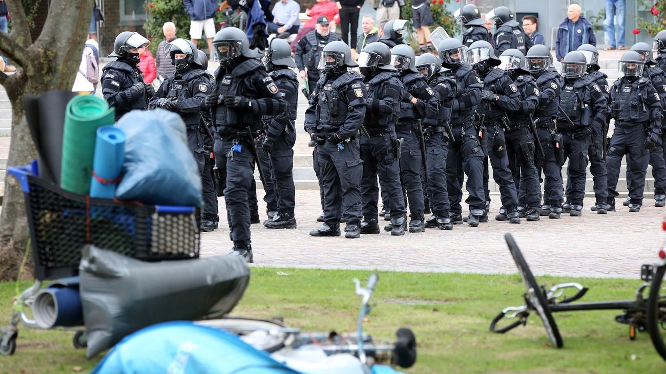 Demonstration: Punk-Protestcamp auf Sylt geräumt, gereinigt und ...