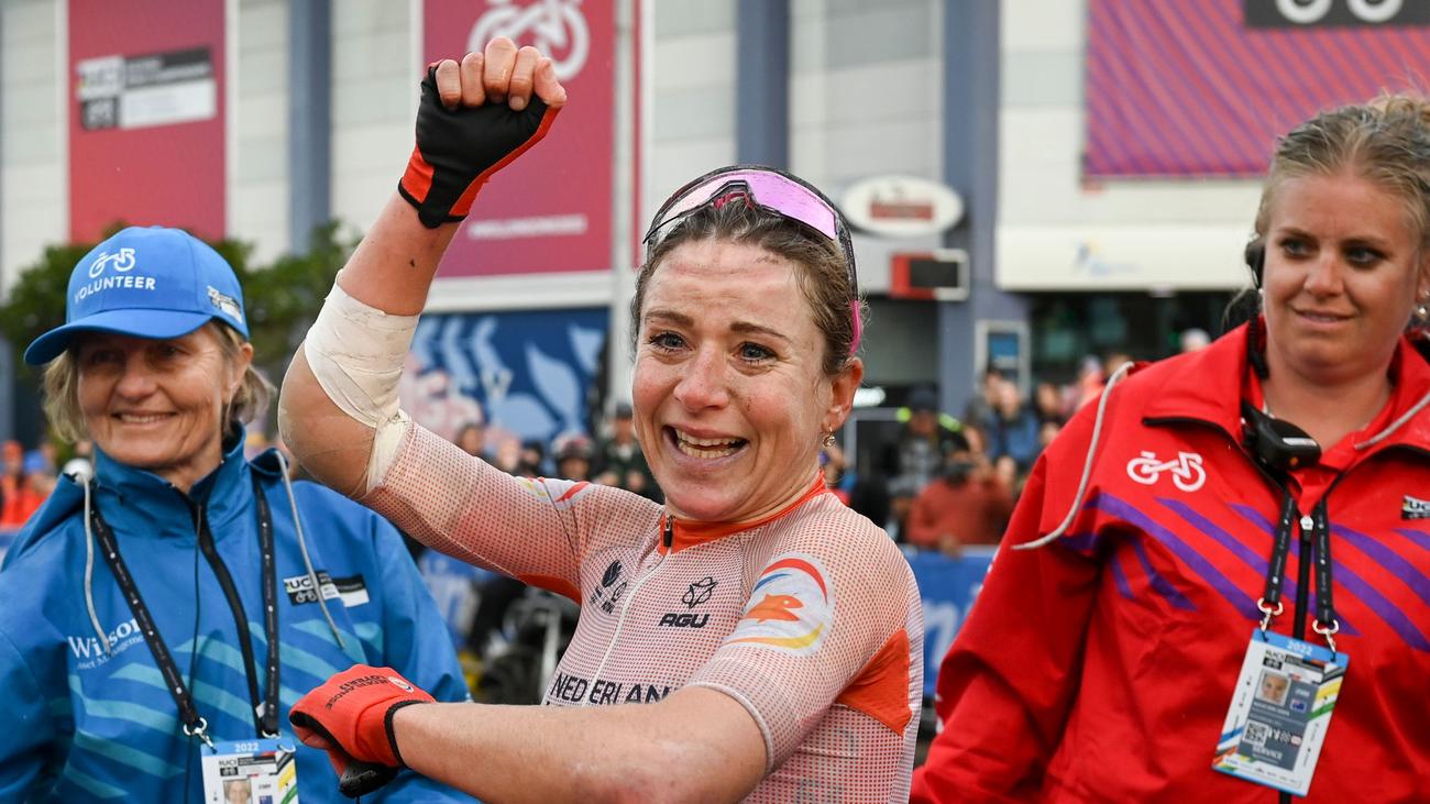 Radsport: Trotz gebrochenem Ellenbogen: WM-Gold für van Vleuten | ZEIT ...