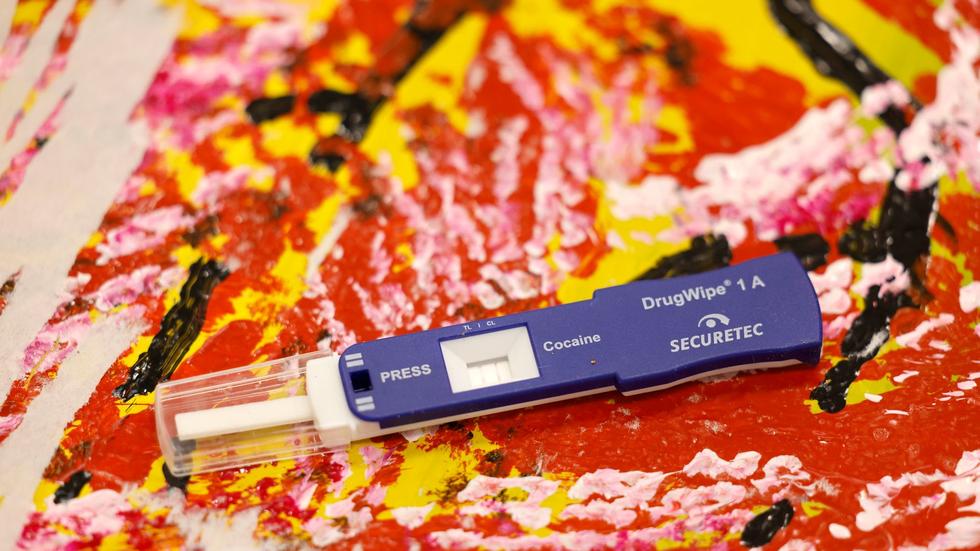 Drogen: Zoll findet fünf Kilogramm Kokain als gemalte Bilder | ZEIT ONLINE