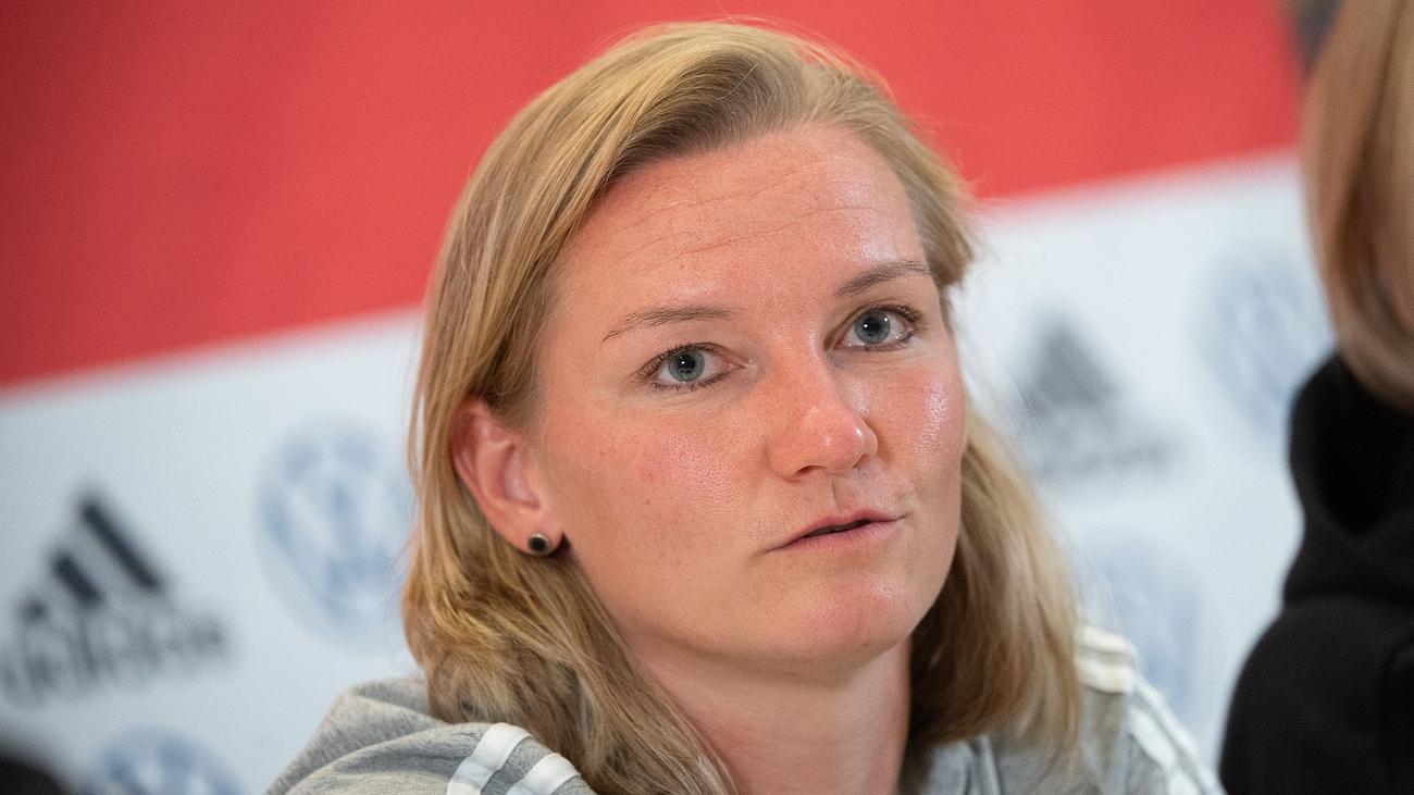 Frauen-Fußball: EM-Star Popp: "Extrem viel Spaß", aber keine WM ...