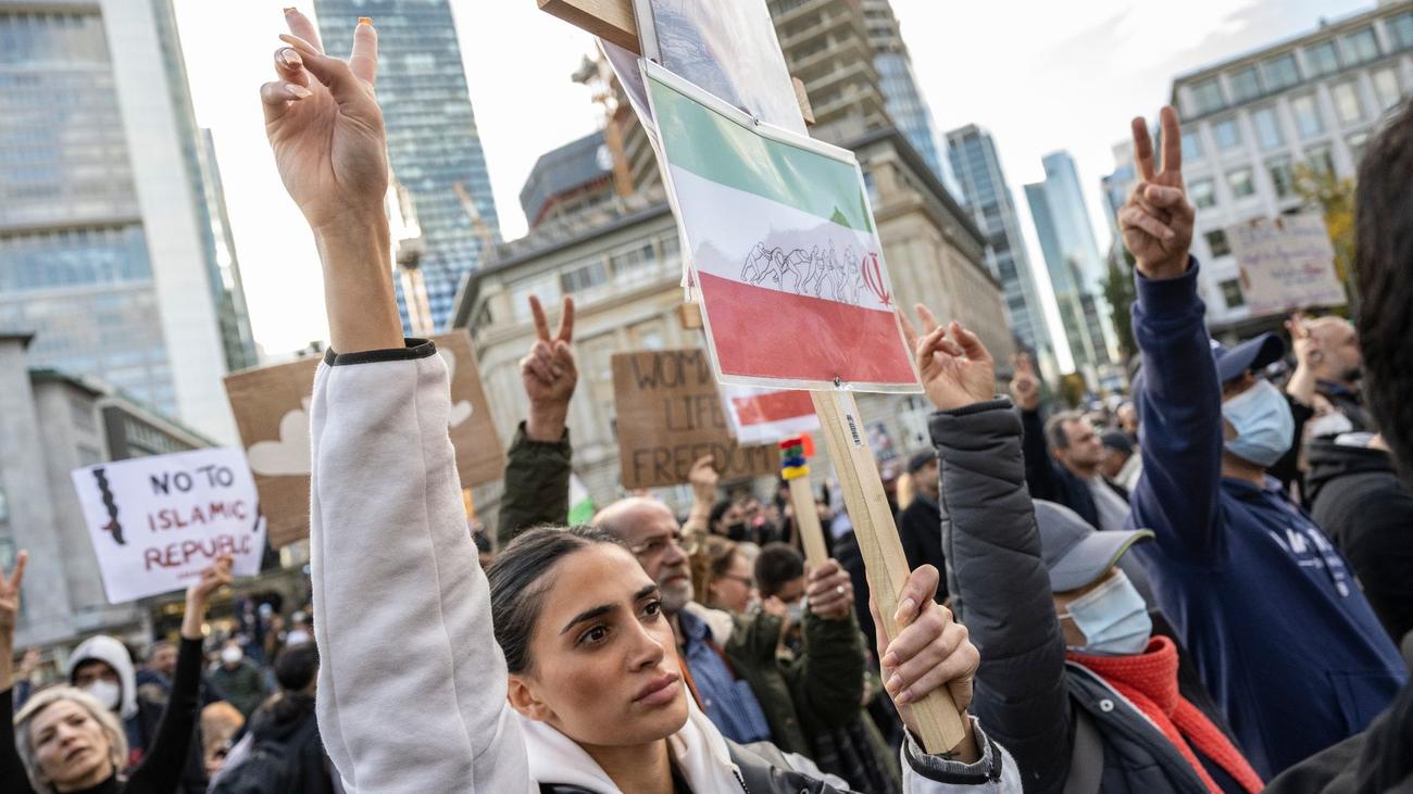 Konflikte: Mehrere Bundesländer setzen Abschiebungen in den Iran aus ...