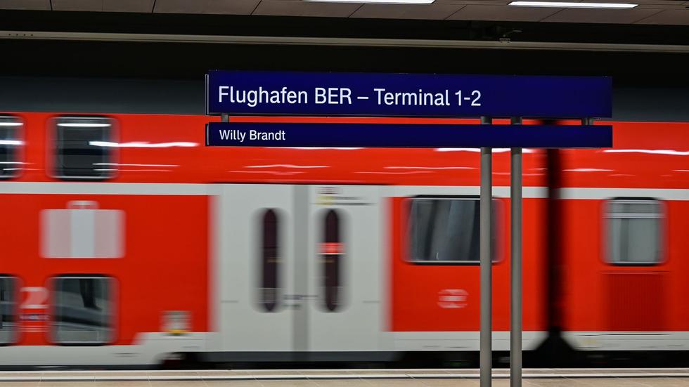 Flughafen-Express: 400 Reisende bleiben mit Zug in Berlin stehen | ZEIT ...