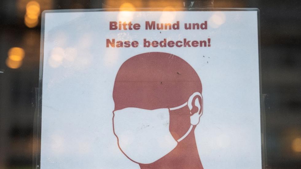 Pandemie: Amtsärzte fordern Corona-Maskenpflicht in Innenräumen | ZEIT ...