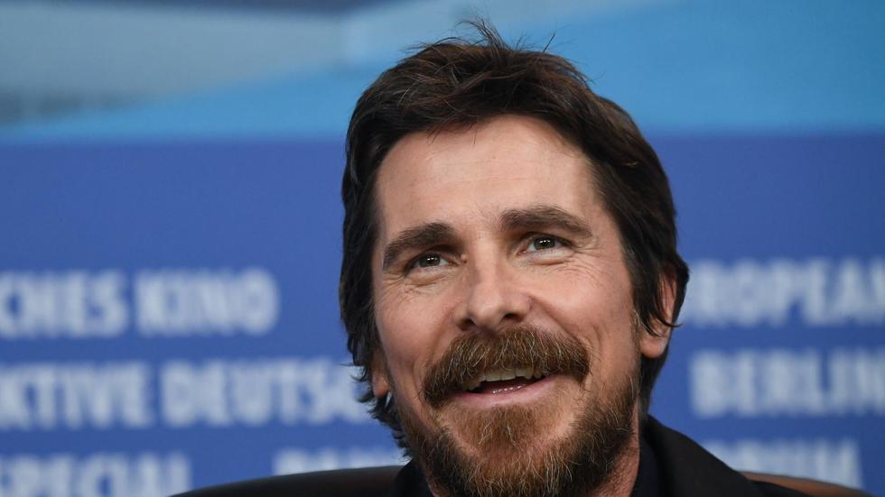 Neuer Trailer: Christian Bale ermittelt in schaurigem Mystery-Thriller ...