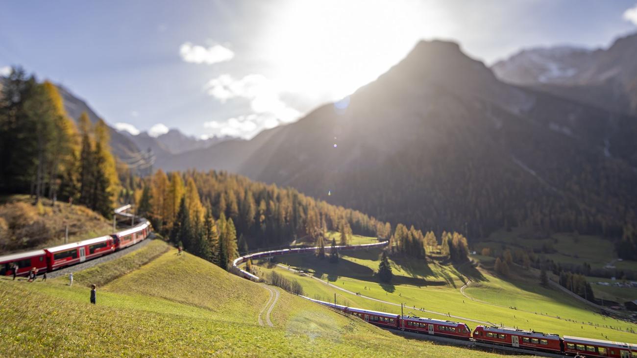 Rhätische Bahn: Schweizer stellen mit langem Reisezug Weltrekord auf ...