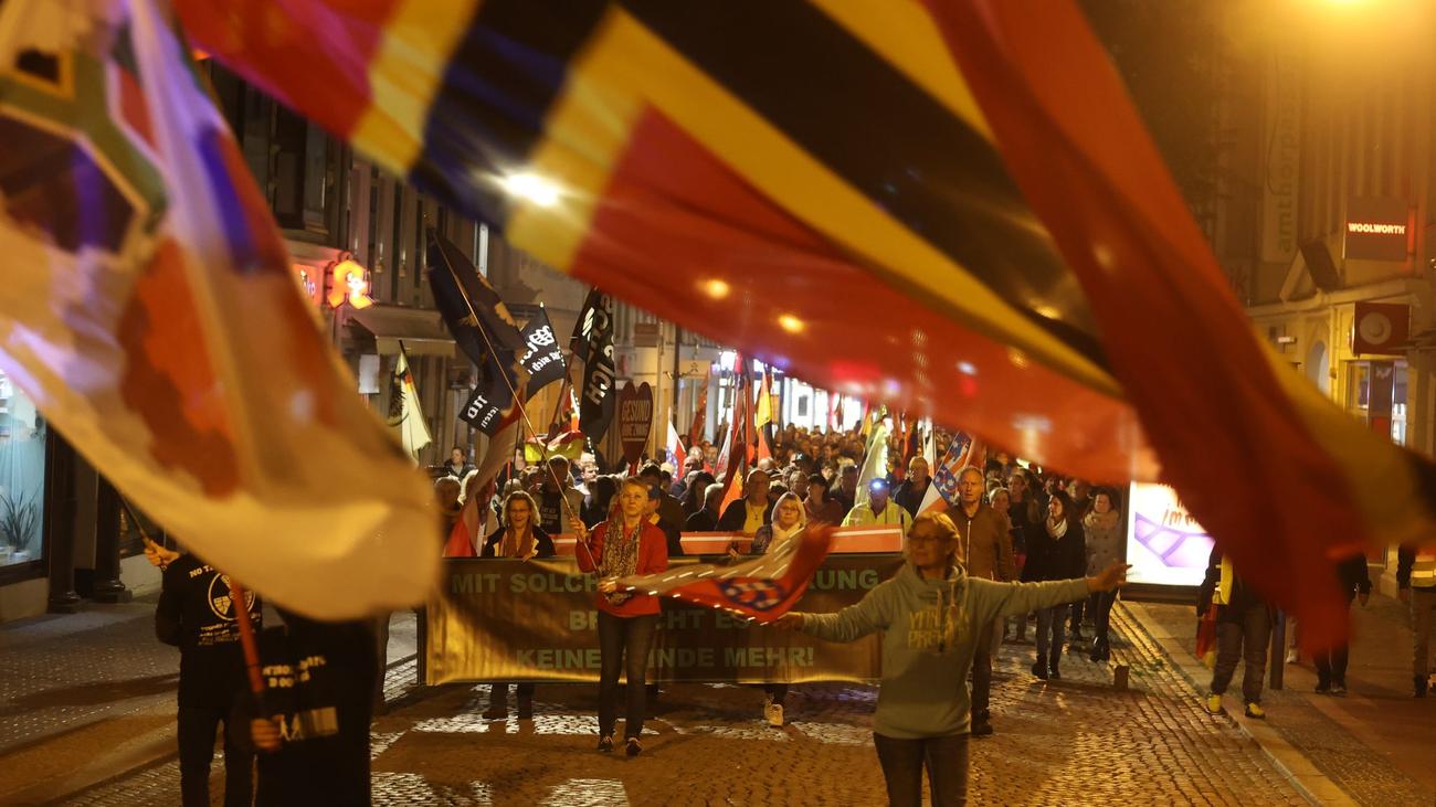 Kundgebungen: Tausende Menschen bei Protesten in ostdeutschen Städten ...