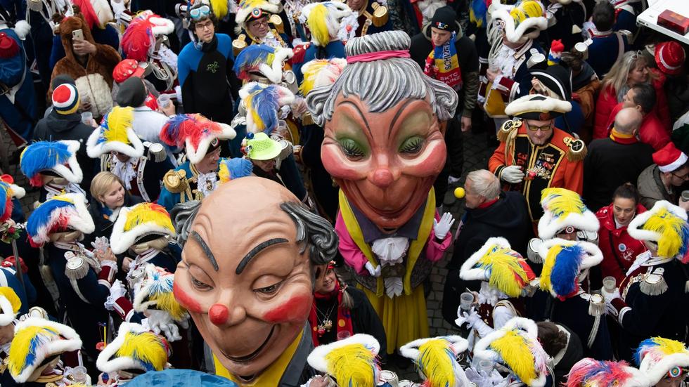 Karneval: Vierfarbig gegen das Grau: Mainzer Narren "uff die Gass ...