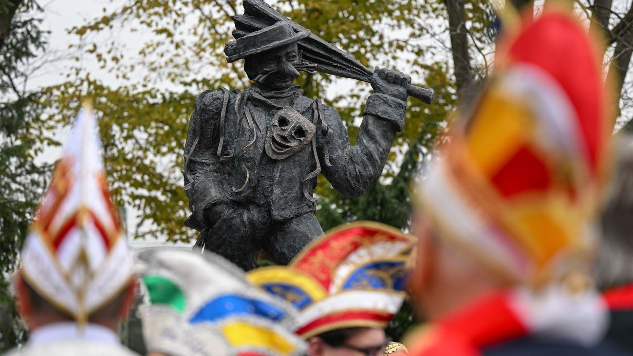 Denkmal: Fastnacht-Symbol "Urnarr" wieder in "Klaa Paris" aufgestellt ...