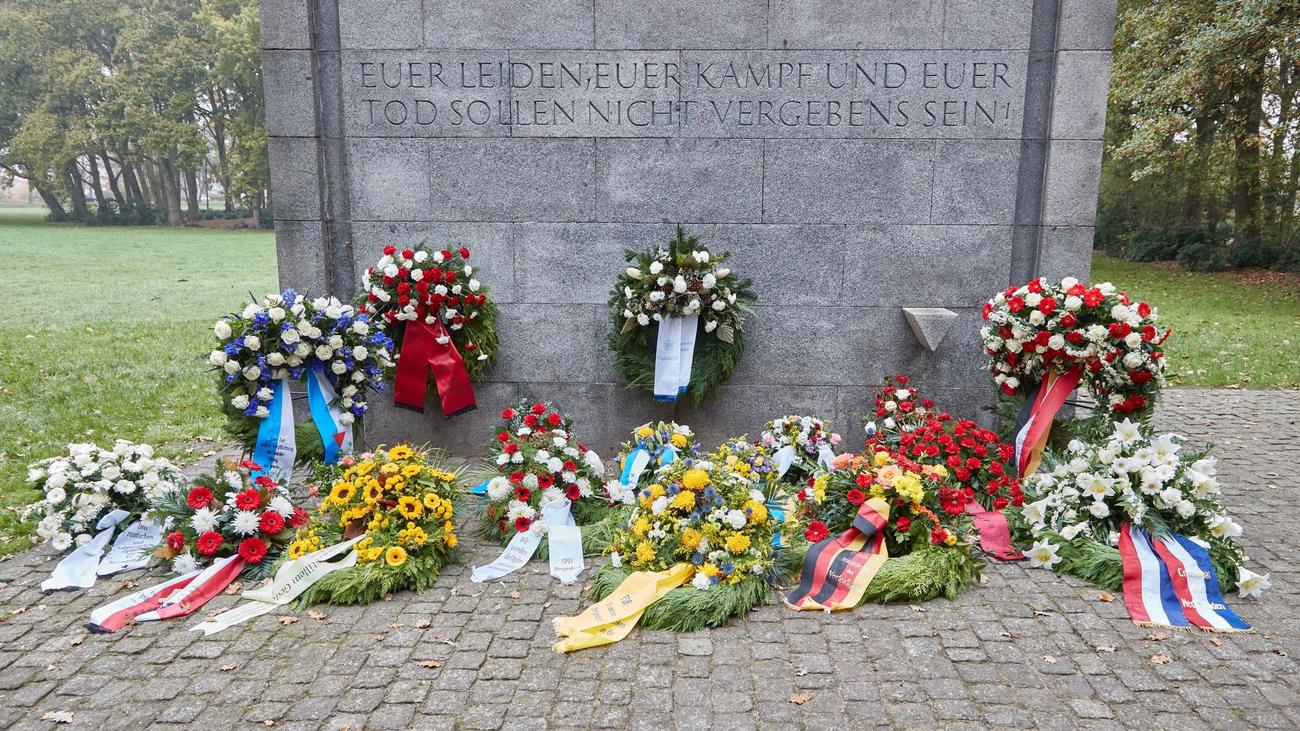 Volkstrauertag: Hamburg gedenkt der Opfer von Krieg und Gewalt | DIE ZEIT