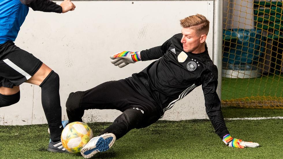 Menschenrechte: Vor Katar: Hamburgs schwule Fußballer kritisieren WM ...