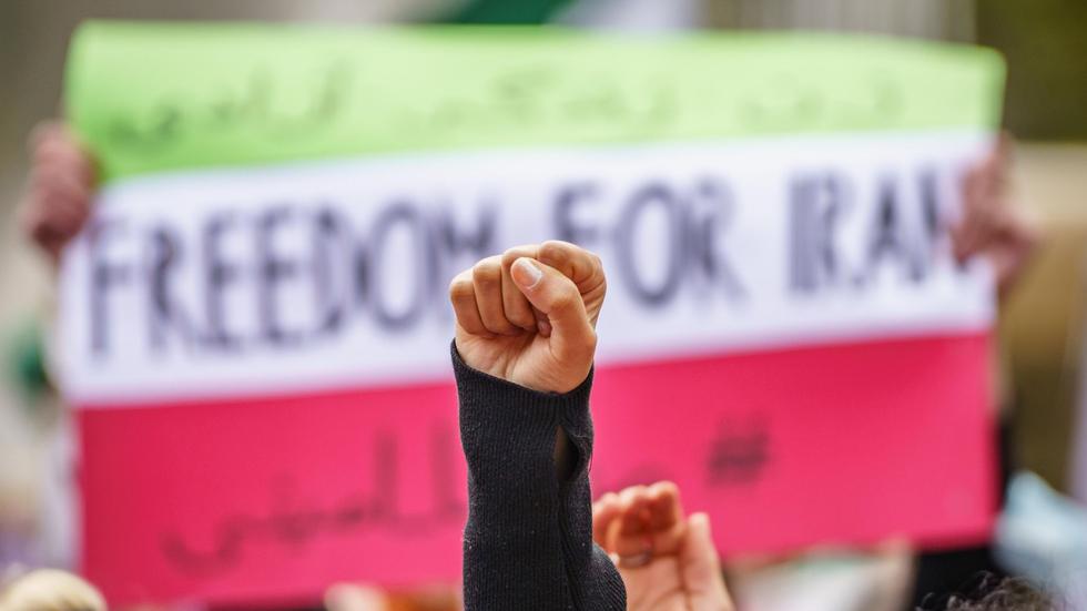 Demonstrationen: Augenzeugen: Massive Gewalt bei Protesten im Iran ...