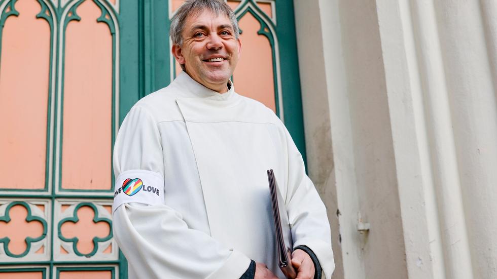 Kirche: Botschaft zur WM-Zeit: Pastor trägt "One Love"-Binde | ZEIT ONLINE