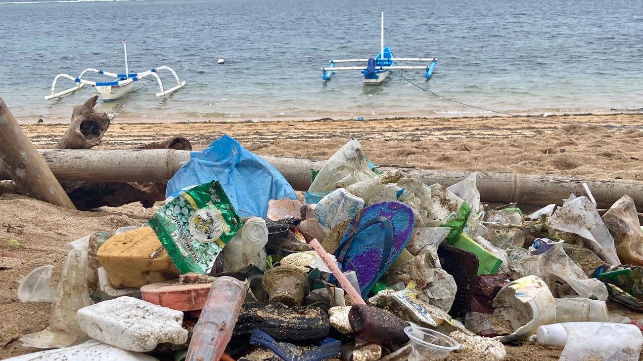 Plastik im Paradies: Wie "Trash Heroes" auf Bali die Müllberge ...