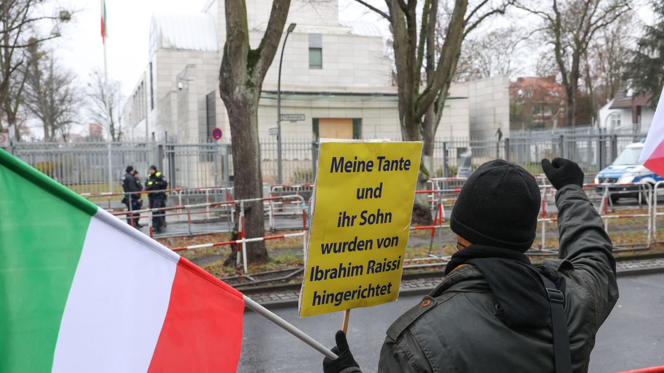 Demonstration: Hinrichtung im Iran: Proteste vor iranischer Botschaft ... Demonstration: Hinrichtung im Iran: Proteste vor iranischer Botschaft ...