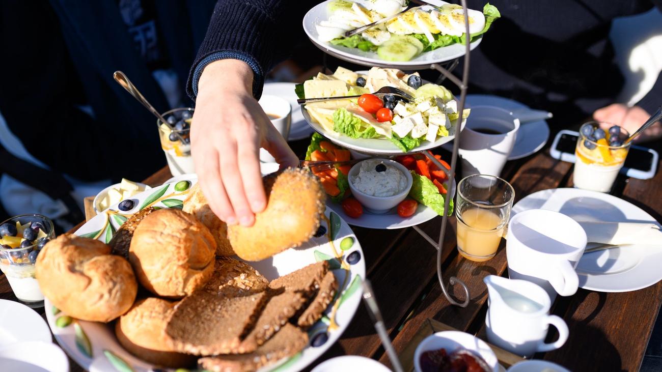 Morgens wie ein Kaiser?: Welche Rolle die Uhrzeit beim Essen spielt ...