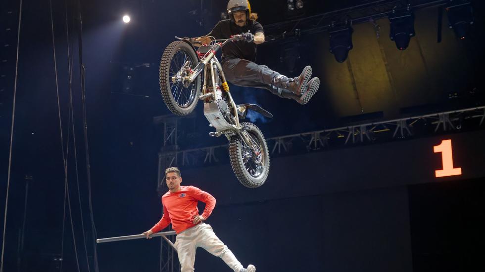 Weihnachtsshow: Zirkus Flic Flac: Artisten bekommen Feinschliff | ZEIT ...