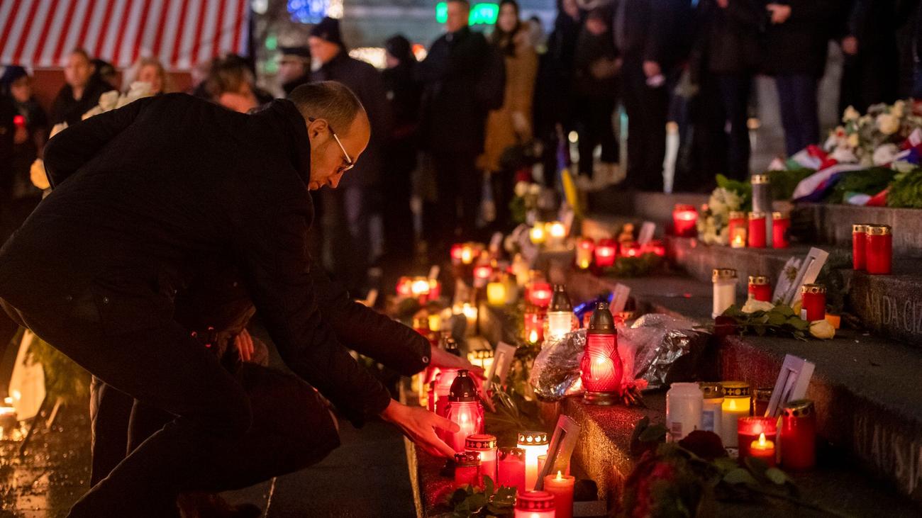 Terrorismus: Glocken und weiße Rosen erinnern an Opfer von ...