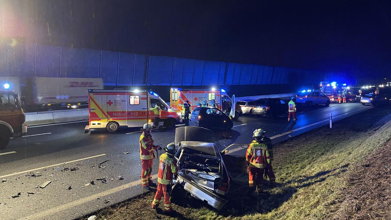 Zusammenprall : Unfall auf A8 bei Leonberg: Neun Verletzte, fünf Kinder ... Zusammenprall : Unfall auf A8 bei Leonberg: Neun Verletzte, fünf Kinder ...