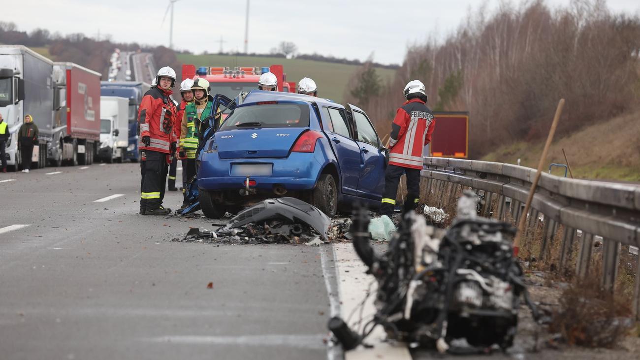 Notfalleinsatz: Unfall durch Geisterfahrt auf A4: Zwei Menschen sterben | DIE ZEIT