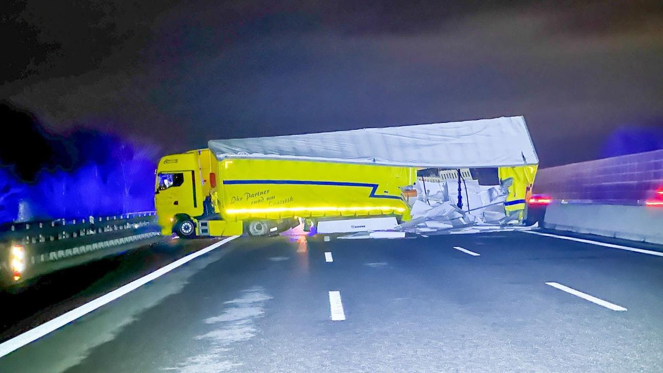 Verkehr: Autobahn 5 nach Unfall stundenlang gesperrt | DIE ZEIT
