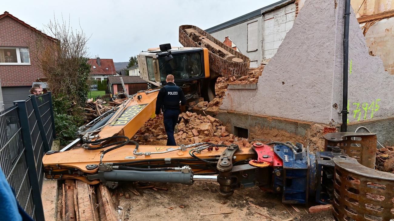 Hochtaunuskreis: 28 Tonnen-Bagger kippt bei Abbrucharbeiten um | ZEIT ...