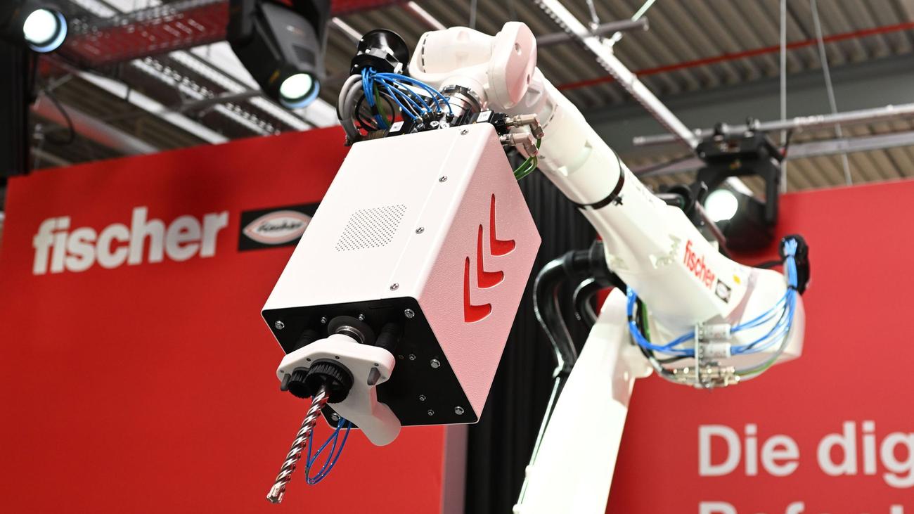 Digitalisierung: Dübel-Spezialist Fischer schickt Roboter auf die ...